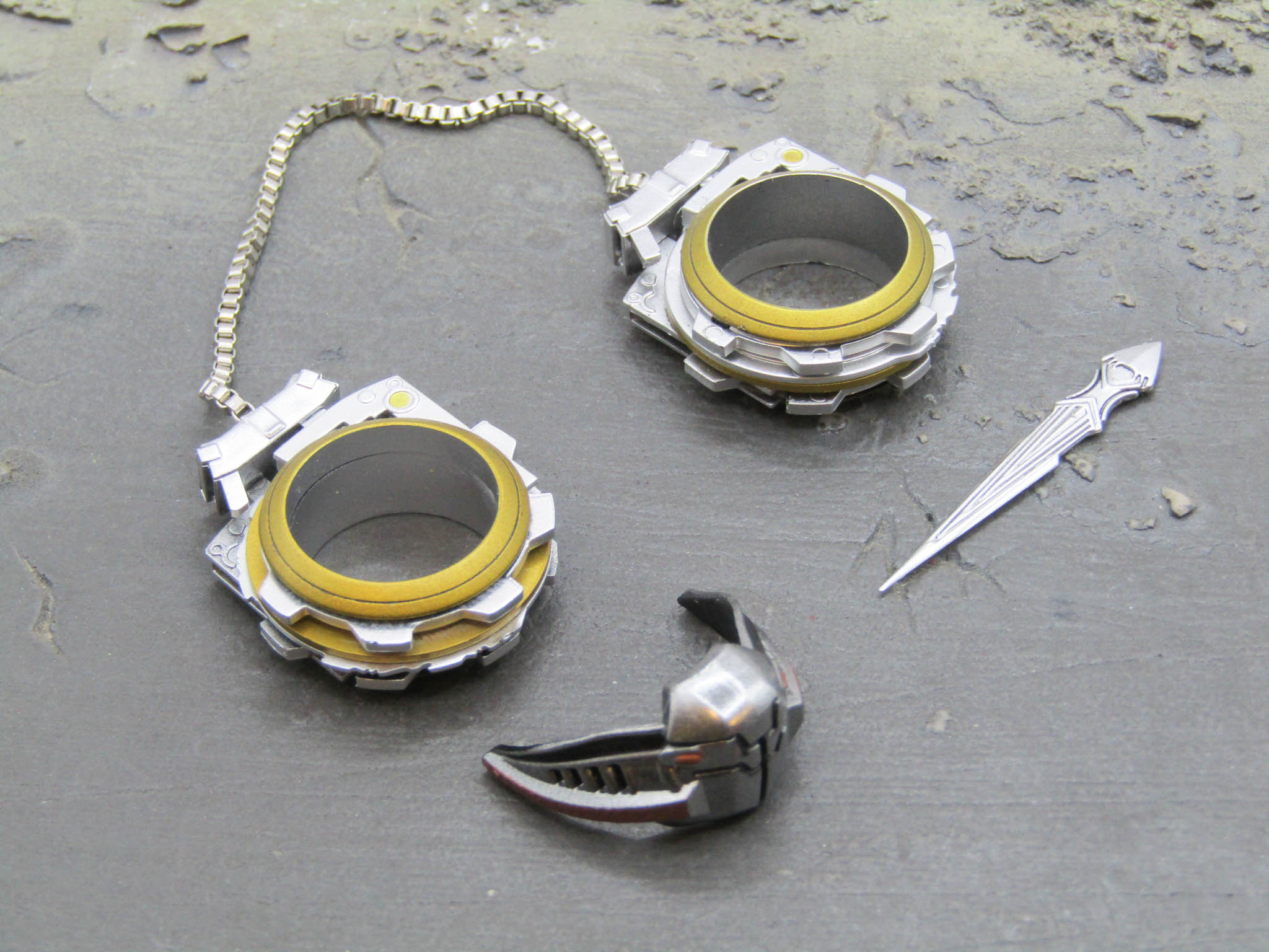 The Avengers - Loki - Pair Of Shackles w/Muzzle & Dagger – BlackOpsToys