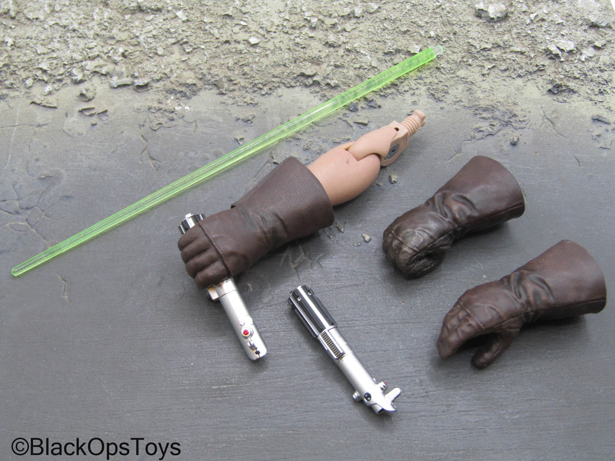 STAR WARS - Luke Skywalker - Light Up Lightsaber Arm w/Green Blade ...