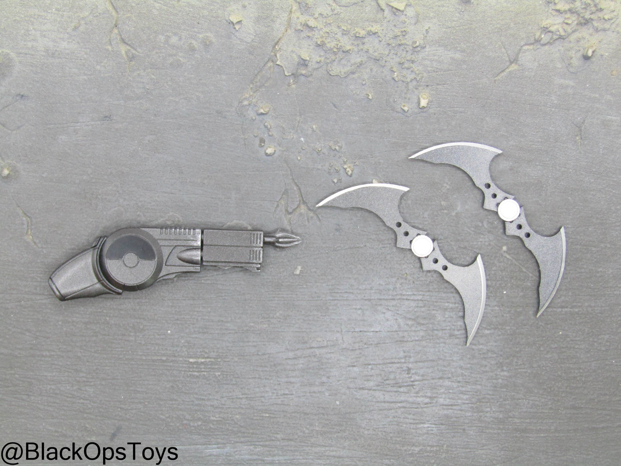 Batman Arkham Origins - Rope Gun w/Batarangs – BlackOpsToys