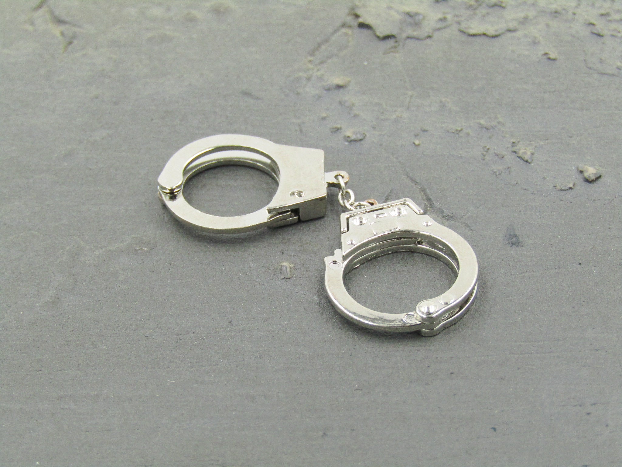 OSN Saturn Police - Silver Hand Cuffs – BlackOpsToys