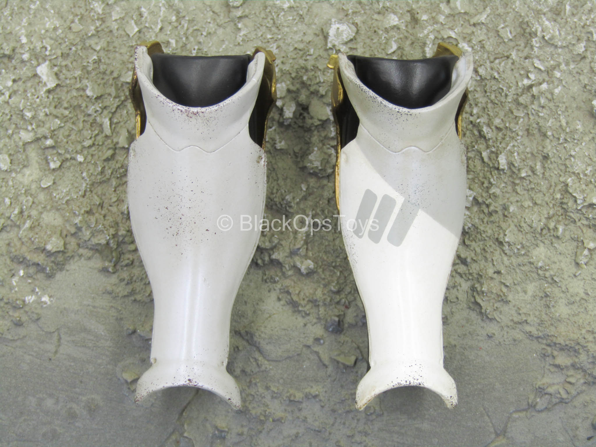 Destiny 2 - Hunter Calus's Select - White, Black, & Gold Leg Armor ...